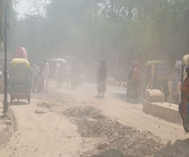 Air Pollution in Agra: आगरा में वायु प्रदूषण को रोकने के लिए पानी के ...