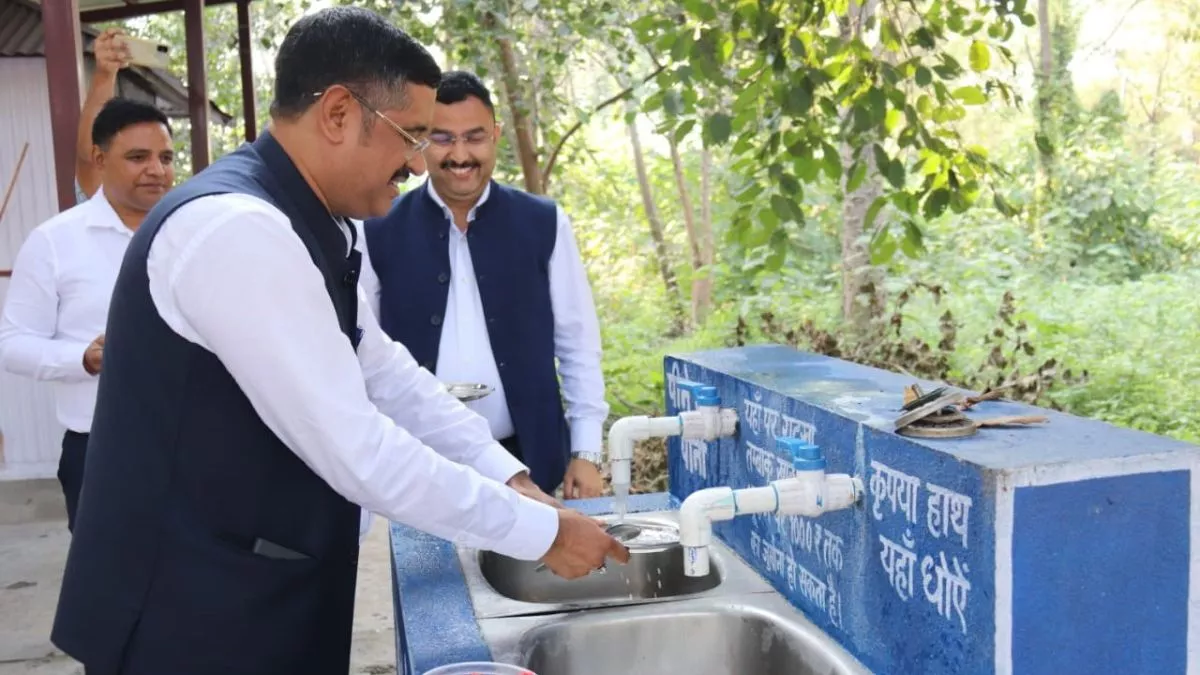 Uttarakhand News:छा गए ऊधमसिंह नगर के DM युगल किशोर पंत, कैंटीन में ...