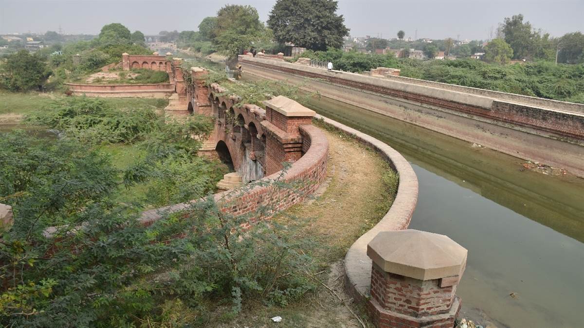 नीचे नदी और ऊपर नहर, उनके बीच सुरंगनुमा रास्ता, बिना सीमेंट-सरिया का ...