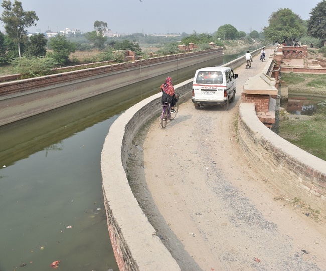 नीचे नदी और ऊपर नहर, उनके बीच सुरंगनुमा रास्ता, बिना सीमेंट-सरिया का ...