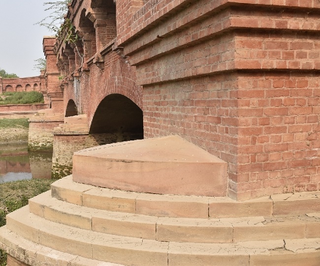 नीचे नदी और ऊपर नहर, उनके बीच सुरंगनुमा रास्ता, बिना सीमेंट-सरिया का ...