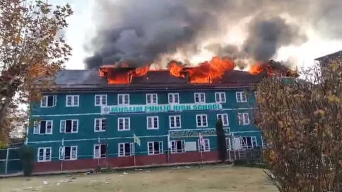 श्रीनगर के मुस्लिम पब्लिक स्कूल में लगी भीषण आग, बाल-बाल बचे सैकड़ों ...