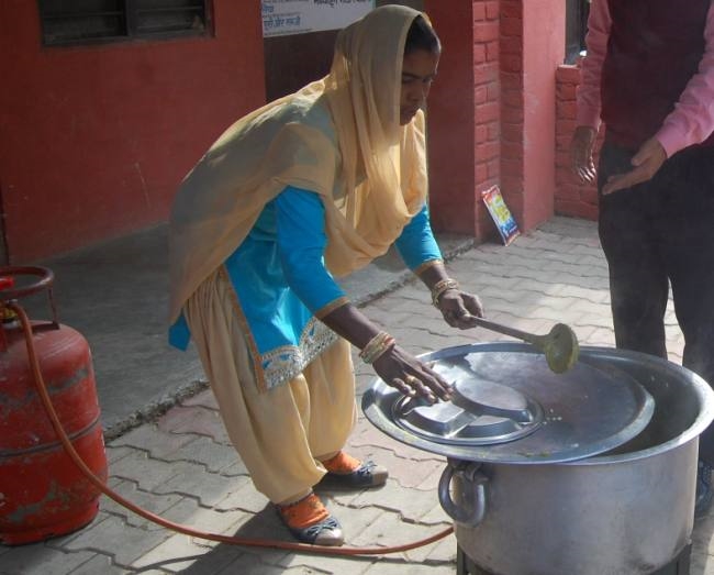 अब नीली ड्रेस में नजर आएंगी मिड-डे- मील की कुक - dress code for mid-day ...