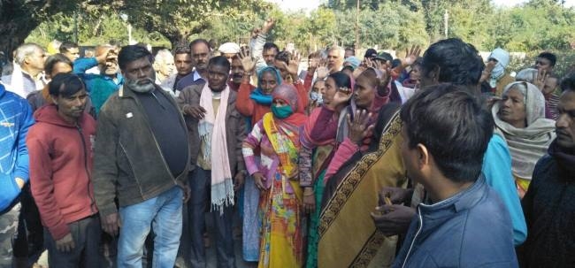 बरेली में रबर फैक्ट्री कर्मियों ने दिया धरना - rubber factory workers ...