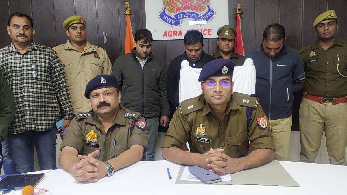 Agra News RPF के दारोगा और सिपाही फिरौती वसूलते रंगे हाथ गिरफ्तार ...