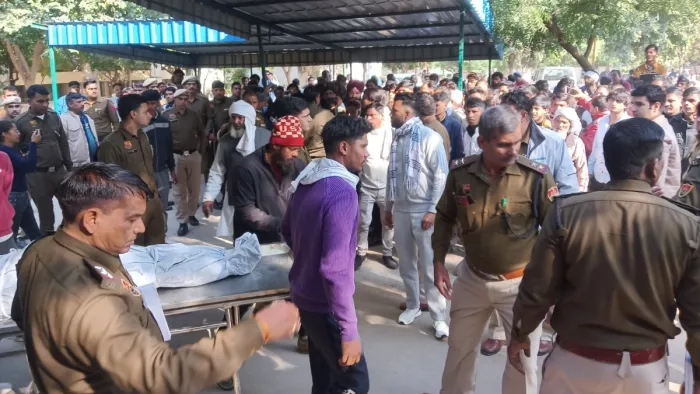 रिसेप्शन में वेटर ने खाना देने में देरी की तो दूल्हे के दोस्त को आया ...