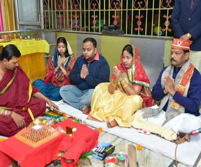 रघुवर ने सपरिवार राम मंदिर में किया संकल्प पूजन Jamshedpur News - With ...