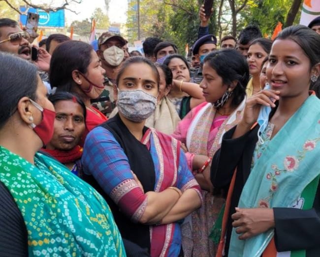 कांग्रेसियों ने घेरा राजभवन, झरिया विधायक-जिलाध्यक्ष भी पहुंचे ...