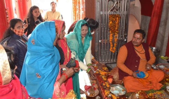 संक्रमण के साए में हजारों श्रद्धालुओं ने लगाई आस्था की डुबकी ...