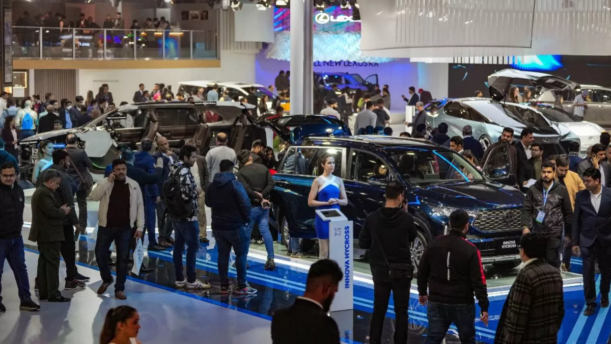 Auto Expo: लोगों को लुभा रहा है आटो एक्सपो, चमचमाती कारों देख उत्साहित ...
