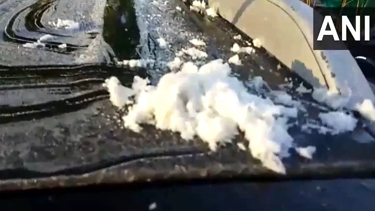 Mount Abu Weather: राजस्थान के माउंट आबू में लुढ़का पारा, गाड़ियों पर ...