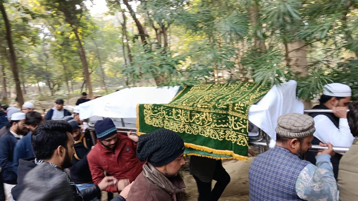 Munawwar Rana Death : बहुत याद आएंगे मुनव्वर; लखनऊ ऐशबाग के कब्रिस्तान ...