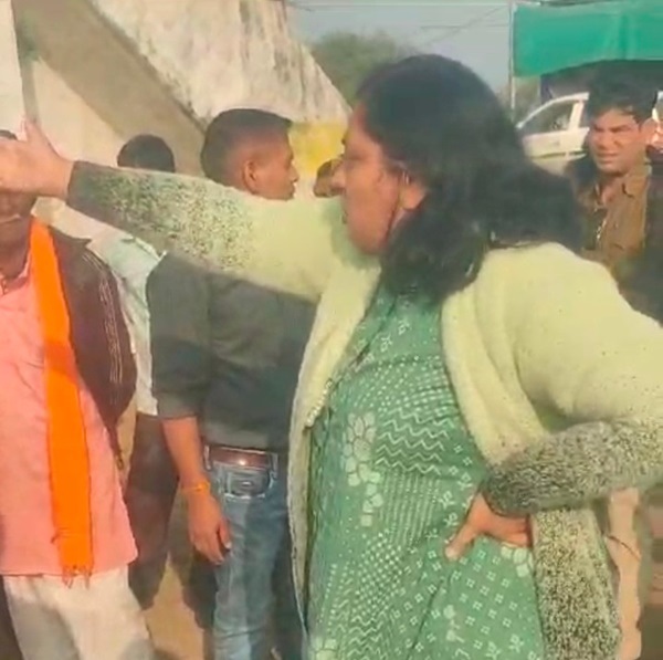 Video: 'चूजे हैं अंडे से निकले नहीं...', MP में किसान की अंग्रेजी सुनकर ...