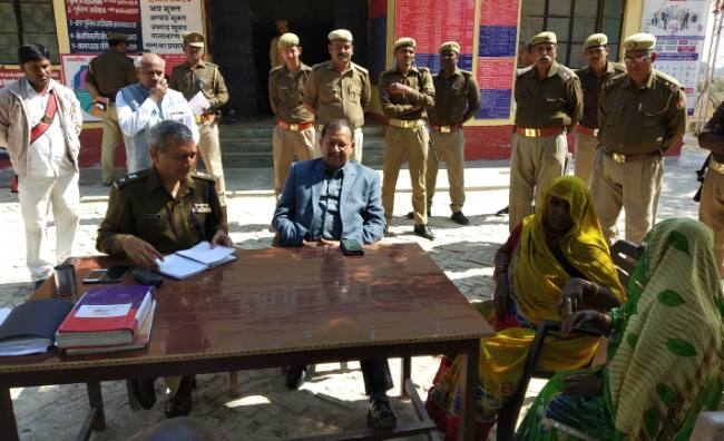 मनापुर में दो समुदाय आमने-सामने, चले ईट-पत्थर - Two communities face to ...