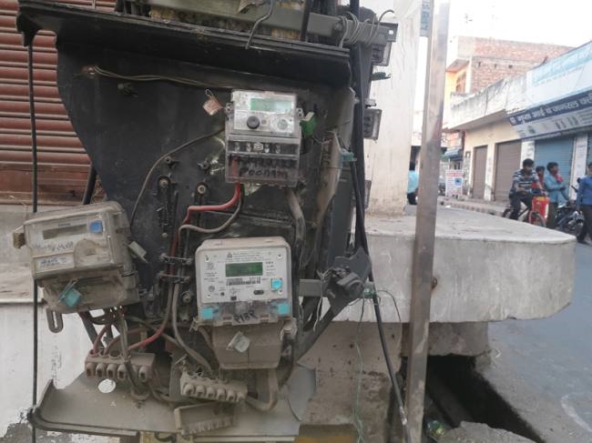 गलियों में खंभों पर लगे टूटे मीटर बॉक्स, बन सकते हैं हादसे का कारण ...