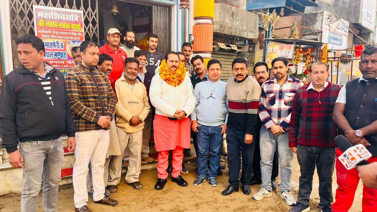 Pathankot News: सीनियर डिप्टी मेयर विक्रम महाजन ने शुरू करवाया सड़क पर ...