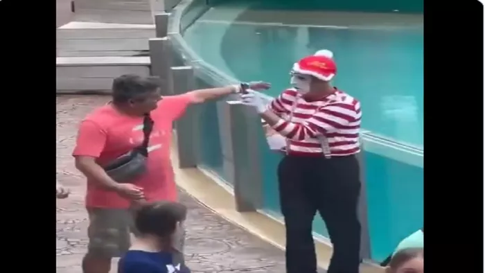 Viral Video: सेल्फी लेते समय जोकर ने शख्स के साथ किया ऐसा प्रैंक ...