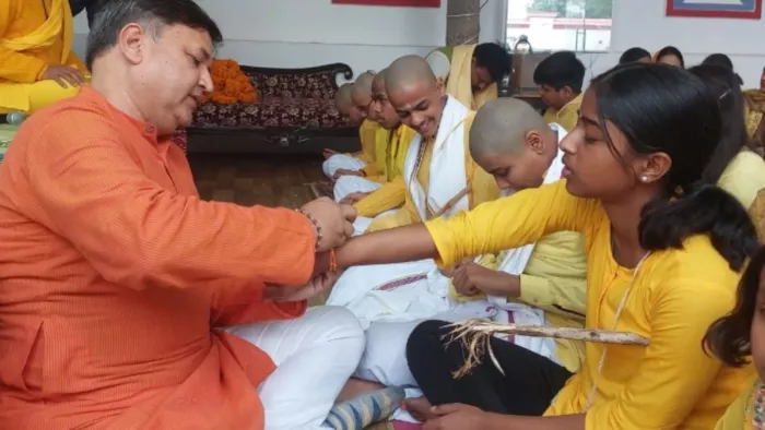 Varanasi: रूढ़िवादी परंपराओं को तोड़ काशी की बेटियों ने कराया यज्ञोपवीत ...