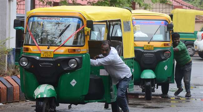Ranchi news : सीएनजी के लिए सुबह 3 बजे लगते हैैं कतार में, आटो चालकों ...