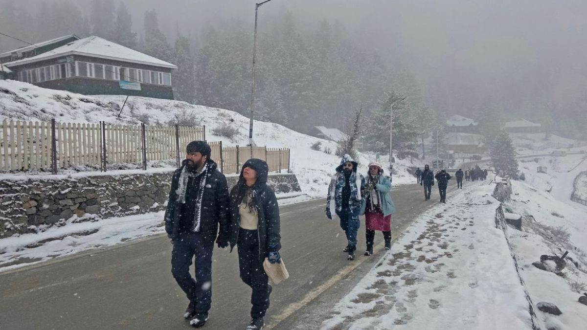 Jk Weather Today कश्मीर के कई हिस्सों में बर्फबारी चार जिलों में हिमस्खलन की चेतावनी जानिए 