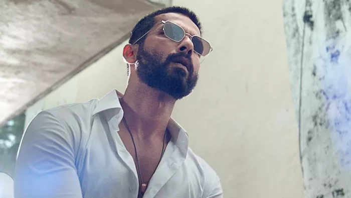 Deva: शाहिद कपूर के 'रौद्र' रूप से थर-थर कापेंगे खलनायक, 'देवा' के सेट ...