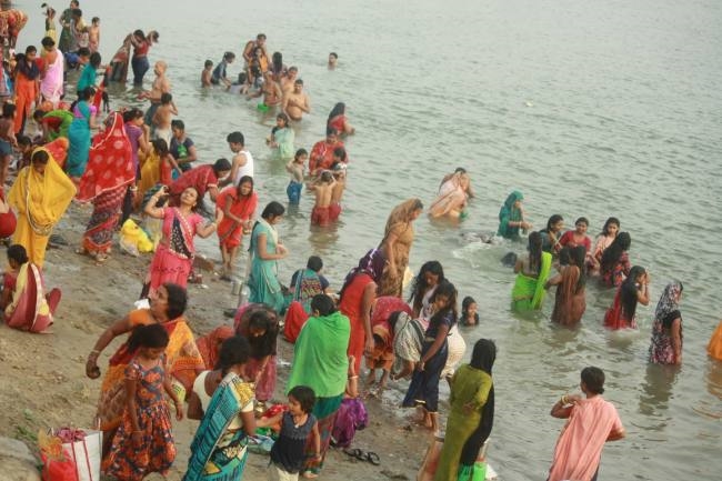 सोता रहा प्रशासन, सतुआनी पर पटना में गंगा किनारे जुट गए श्रद्धालु ...