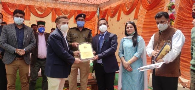 तिरंगे को सलामी देकर मनाया हिमाचल दिवस - SDM hoists the flag and ...