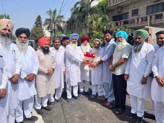 गिल के आवास पर पहुंचे राजा वड़िंग और आशु एकजुटता का पढ़ाया पाठ - Raja ...