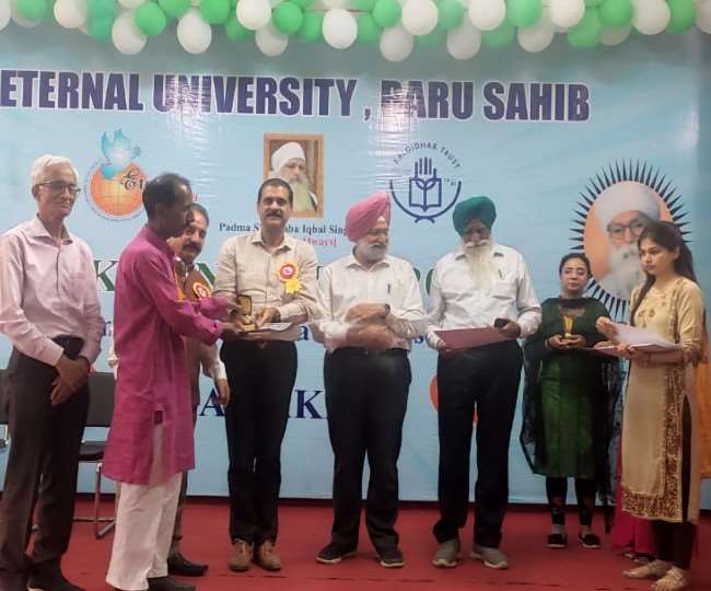 इटरनल यूनिवर्सिटी बडू साहिब में जैविक खेती में बेहतर प्रयास के लिए ...