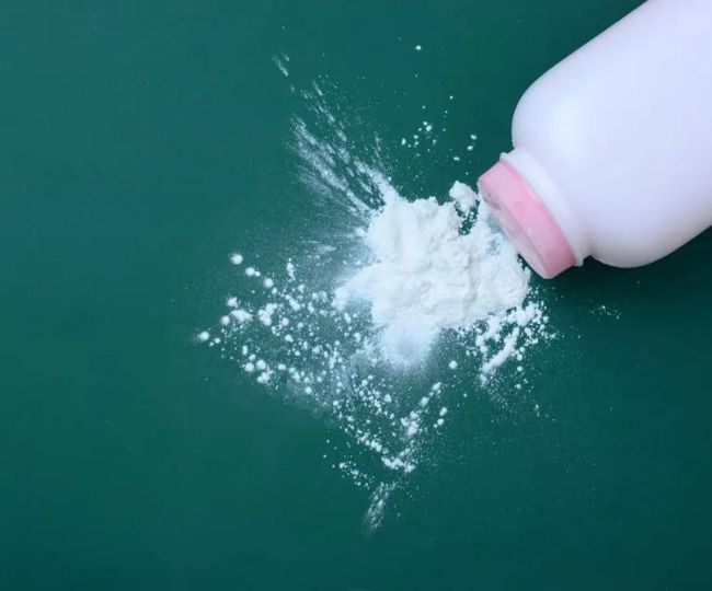 क्या आप भी गर्मियों में दबाकर करते हैं Talcum Powder का इस्तेमाल? तो ...