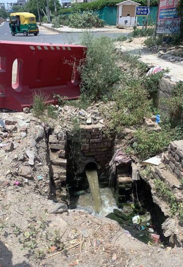 ड्रेनों में बहाया जा रहा सीवर वेस्ट - Sewer waste being shed in drains ...