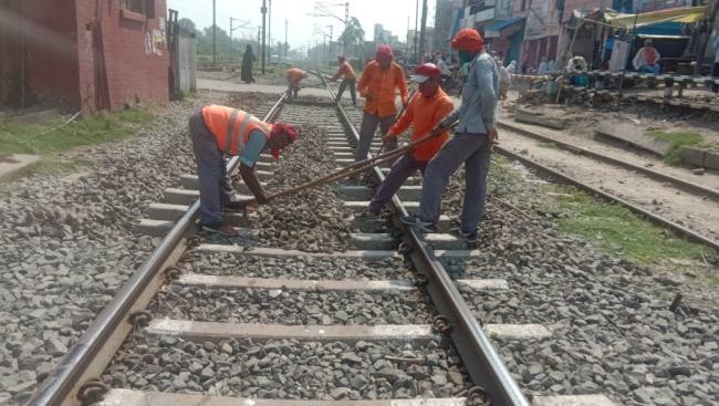 रेल पटरियों को सुधारने में जुटा रेलवे - Railways working to improve the ...