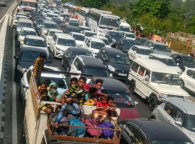 In PICS: धनोल्टी, मसूरी और हरिद्वार में कई किमी तक जाम, गर्मी से राहत ...