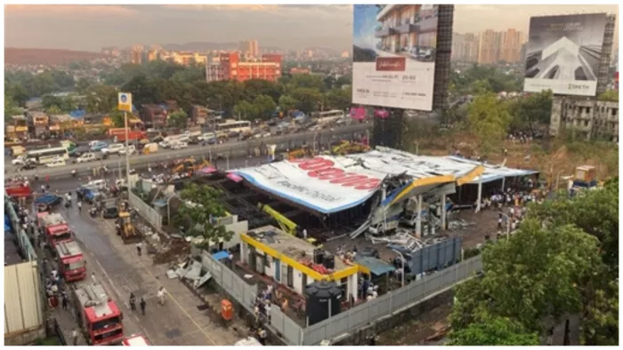 Hoarding crash in Mumbai: मलबे से मिले दो और शव, 40 घंटे बाद भी बचाव ...