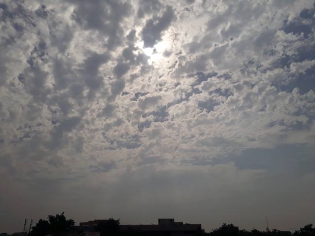 दिनभर रहा धूप और बादलों के बीच आंखमिचौली जारी - throughout the day hide ...