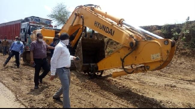 सोना खदान में 39 ट्रक व 17 पोकलैंड मशीन सीज - 39 trucks and 17 Pokeland ...