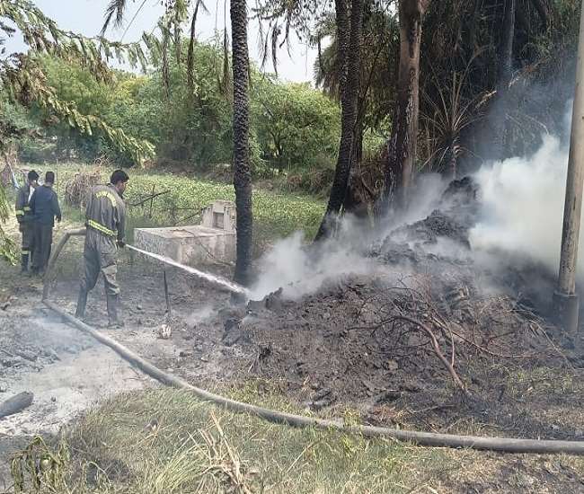 पेड़ की टहनियों के टकराने से तार से निकली चिंगारी में पांच बिटोरे खाक ...