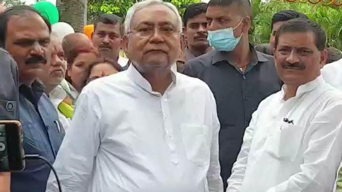 Bihar: Nitish Kumar की सुरक्षा में बड़ी चूक, घेरा तोड़कर घुसे बाइक सवार ...
