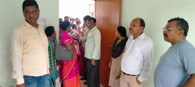 सोनुवा में चार घंटे बाद शुरू हुआ दिव्यांग जांच शिविर - Divyang check-up ...