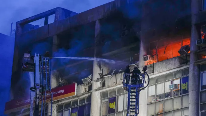 Delhi: कनॉट प्लेस की DCM बिल्डिंग में भीषण आग, 9वीं मंजिल पर धधक रहीं ...