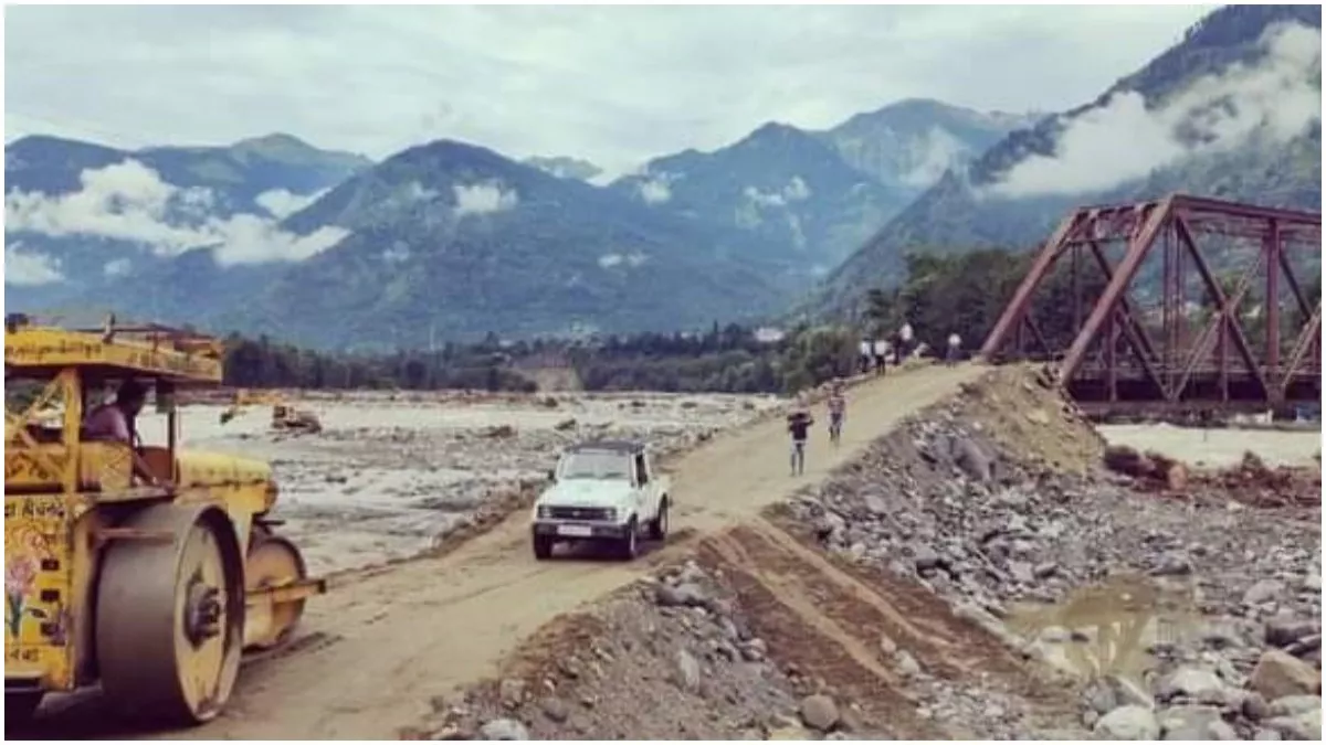 Kullu Flood: प्राकृतिक आपदा के बाद धीरे-धीरे पटरी पर लौटने लगा कुल्लू ...