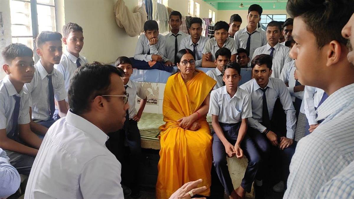 Siwan: जवाहर नवोदय विद्यालय के तीन वर्षों के रिजल्ट से DM हुए चिंतित ...