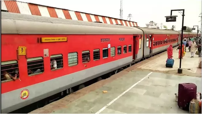 Train Time Change: ट्रेन न छूट जाए! रेलवे का बड़ा बदलाव, चौरीचौरा ...