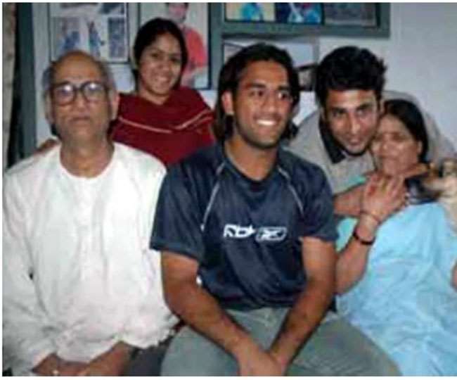 Dhoni Retirement: पिता चाहते थे माही पढ़ाई पर ध्यान दे, दोस्‍त संतोष से ...