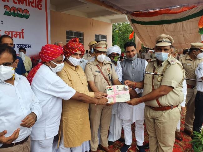 प्रशस्ति पत्र मिलने पर चेहरों पर आई खुशी