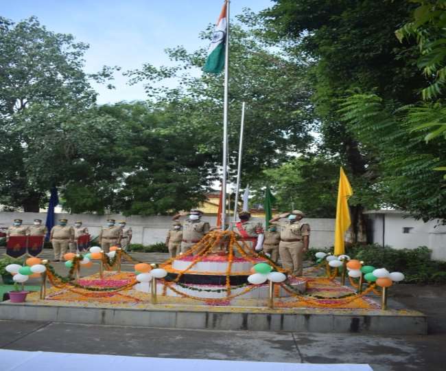 Independence Day Celebration Agra: शान से लहराया तिरंगा, कलक्‍ट्रेट से ...