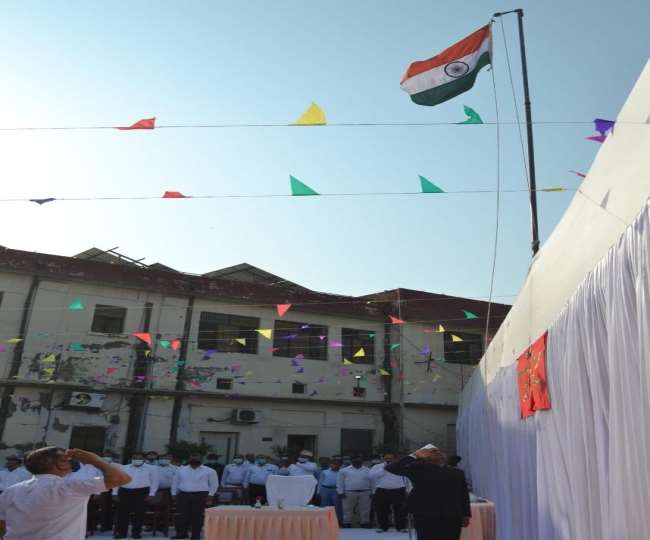 75th Independence Day: आगरा में शान से लहराया तिरंगा, दी गई राष्‍ट्रध् ...
