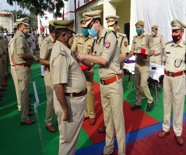 बरेली पुलिस लाइन में ध्वजारोहण के बाद अफसरों ने दिलाई कर्तव्यनिष्ठा की ...