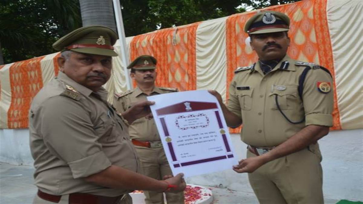 पुलिस अधिकारियों व कर्मचारियों को एसएसपी ने किया सम्मानित - SSP honored ...