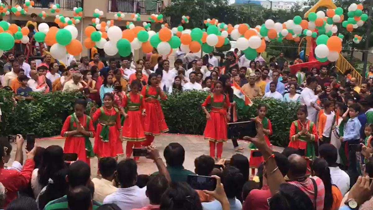 Noida News: सोसायटी और सेक्टरों में शान से लहराया तिरंगा, कहीं कराटे शो ...